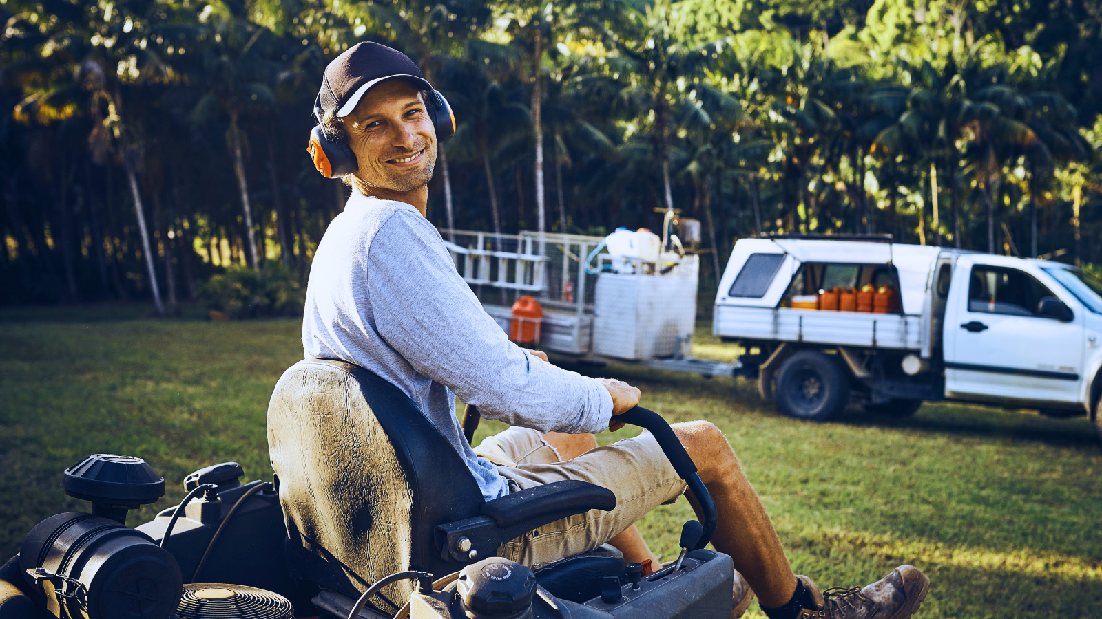 Lawn Mowing and Maintenance Service Contractors